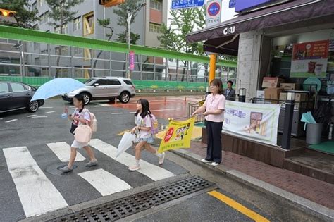 양평군의회 ‘양평초등학교 등굣길 교통지도 봉사활동 나서 경기데일리