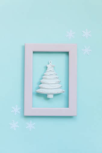블루 파스텔 트렌디 한 배경에 고립 된 분홍색 프레임에 단순히 최소한의 구성 겨울 개체 장식품 전나무 나무 0명에 대한 스톡 사진 및 기타 이미지 Istock
