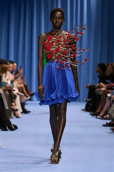 Трендовий колір 2024 року кобальтово синій Fashion