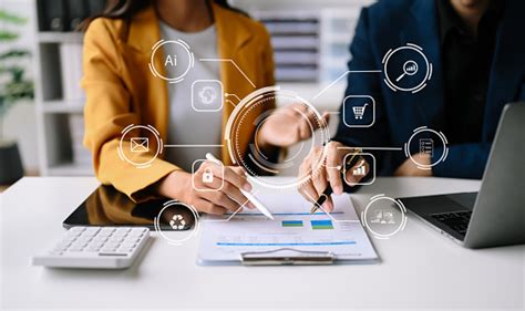 작업 팀 회의 개념 가상 아이콘 네트워크 다이어그램 사무실에서 디지털 마케팅 미디어가 있는 노트북과 스마트폰 및 디지털 태블릿