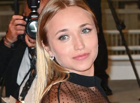 Alexandra Lamy Seins Nus Vue Imparable Sur Son Fessier Sa Fille