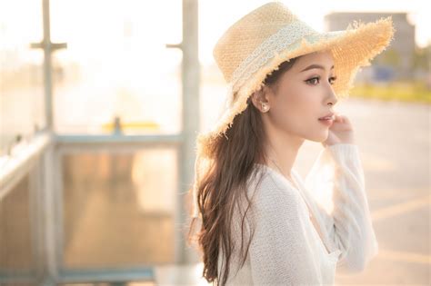무료 이미지 소녀 아름다움 말뿐인 어깨 속눈썹 플래시 사진 목 거리 패션 캡 소매 안경 햇빛 행복