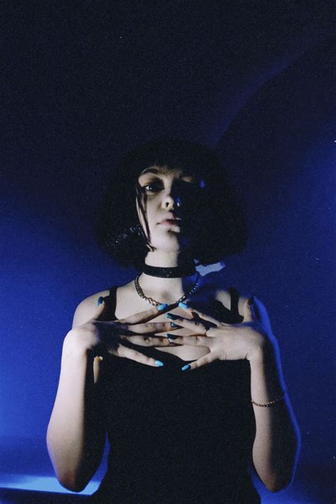 Девушка с черным каре