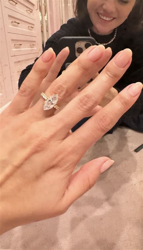 Los Detalles Del Anillo De Compromiso De Selena Gómez