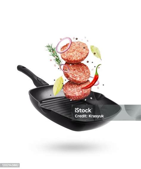 향신료와 후추를 곁들인 팬에서 날아오는 쇠고기 분쇄 고기 고기에 대한 스톡 사진 및 기타 이미지 고기 바람 가루로 빻은 Istock