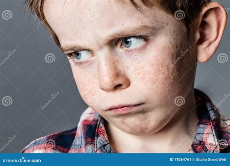 Gezicht Van Droevige Jongen Met Schreeuwende Blauwe Ogen Voor Woede