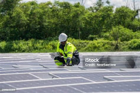 떠 있는 부표에서 태양 전지판을 점검하는 엔지니어 이 발전소는 물과 재생 에너지를 사용하여 친환경 전기를 생산합니다 기술자에 대한 스톡 사진 및 기타 이미지 Istock