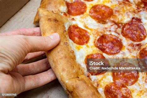 뜨거운 맛 있는 이탈리안 페퍼로니 피자 택배 컨셉을 복용 하는 배고픈 사람들의 손 고기에 대한 스톡 사진 및 기타 이미지 고기 러시아 마늘 Istock