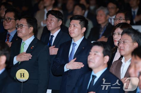 국민의례하는 유승민 대한체육회장 뉴스1