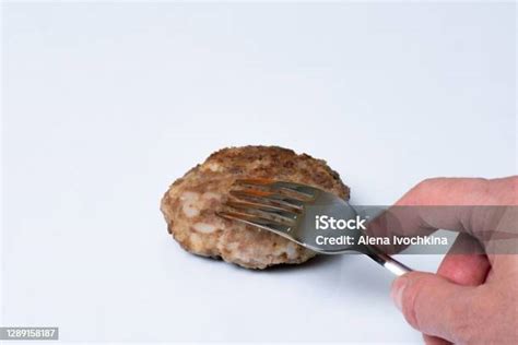 손으로 흰색 배경에 고립 된 흰색 접시에 조리 된 고기 패티 위에 포크를 잡고 닫고 공간을 복사 0명에 대한 스톡 사진 및 기타 이미지 Istock