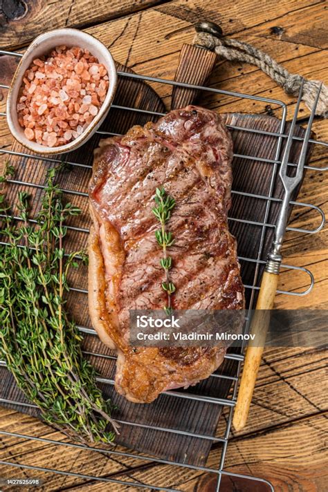 바베큐에서 조리한 구운 스트리플로인 또는 뉴욕 소고기 스테이크 나무 배경 위쪽 보기 Entrecôte에 대한 스톡 사진 및 기타