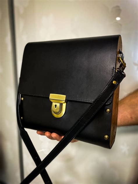 Сумка с деревянными боковинами | Camera bag, Messenger bag, Bags