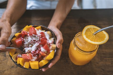 그 라 놀라와 과일 아침 건강 한 그릇 데 여자의 닫습니다 멋 사람 건강 한 라이프 스타일 라이프 스타일 및 대체 에너지 건강한 생활방식에 대한 스톡 사진 및 기타 이미지