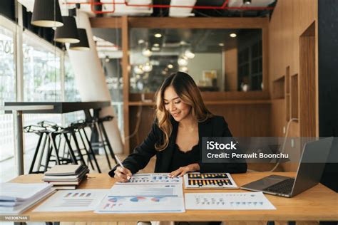 문서로 사무실에서 일하는 비즈니스 여성 재무 그래프 차트를 읽는 사업가 비즈니스 정보 개성 개념에 대한 스톡 사진 및 기타 이미지 개성 개념 경영자 긍정적인 감정