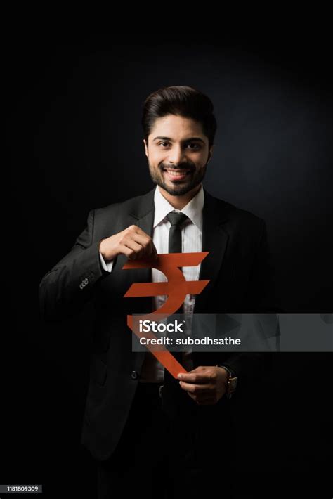 종이로 만든 루피 사인을 들고 인도 사업가 검은 배경 위에 고립 된 서 개념에 대한 스톡 사진 및 기타 이미지 개념 검은색 금융 Istock