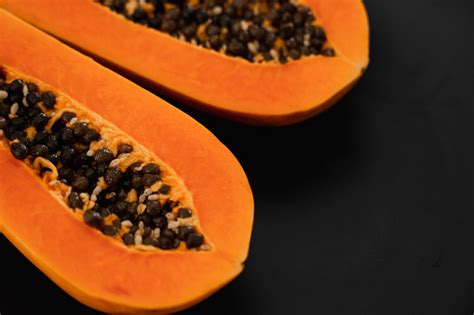 검은 접시에 씨앗과 배경에 녹색 식물과 잘 익은 파파야의 절반 달콤한 파파야 조각 반으로 자른 파파야 건강한 이국적인 과일 채식 음식 0명에 대한 스톡 사진 및 기타 이미지