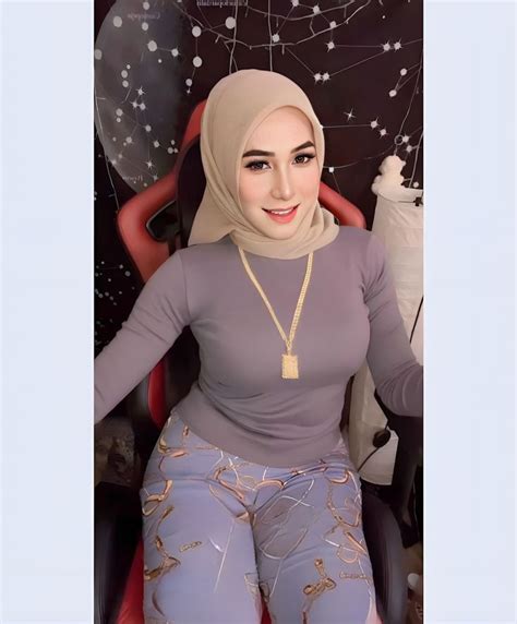 Pin By Azrie A On Tutup Kepala Beautiful Hijab Beautiful Arab Women Pretty Selfies