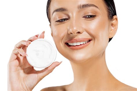 흰색 배경에 자연의 아름다움을 가진 젊은 아름다운 여성의 초상화 여자는 그녀의 손에 얼굴 크림을 들고 깨끗한에 대한 스톡 사진 및 기타 이미지 Istock