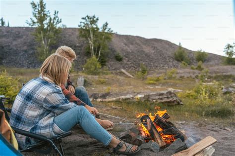 모닥불 앞에 앉아 있는 사람 사진 Unsplash의 화덕 이미지