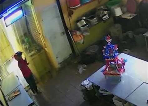 Terekam CCTV Pria Berhelm Curi Uang Di Rumah Warga