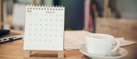 플래너와 주최자가 일일 약속 회의 안건 일정 시간표 및 작업 관리를 계획하고 상기시키는 캘린더 및 커피 집에서 온라인으로 작업합니다 달력 미리 알림 이벤트 개념입니다 0명에