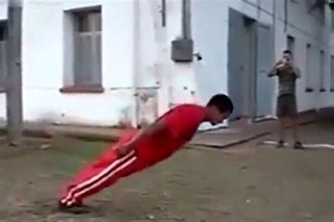 ویدئو توانایی عجیب یک پسر در کنترل بدن در زاویه باورنکردنی