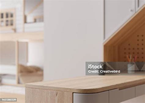 빈 나무 테이블 상판과 흐릿한 키즈 룸 인테리어가 배경에 있습니다 개체 제품 장난감 프레젠테이션을 위한 공간을 복사합니다