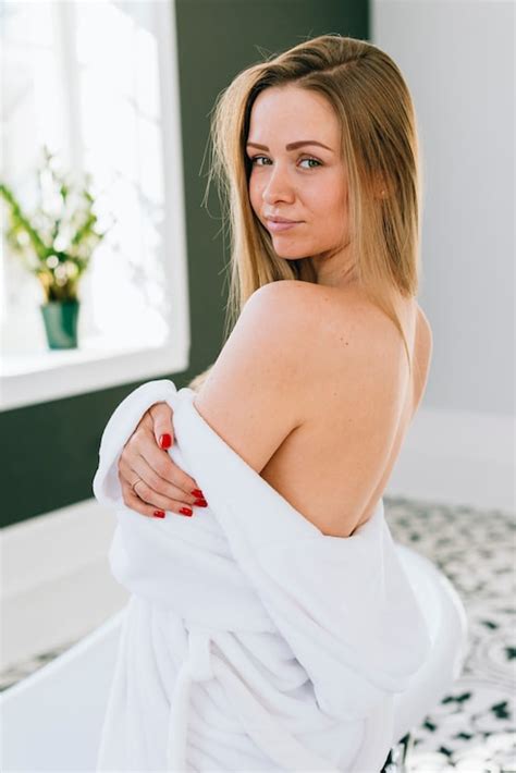 Naked White Women Photos Download Free High Quality Pictures