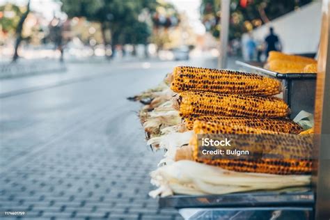 도시 길거리 음식 포장 마차에 노란색 맛있는 그릴 옥수수 바베큐 채식 길거리 음식 거리에 대한 스톡 사진 및 기타 이미지 거리 건강한 생활방식 건강한 식생활 Istock