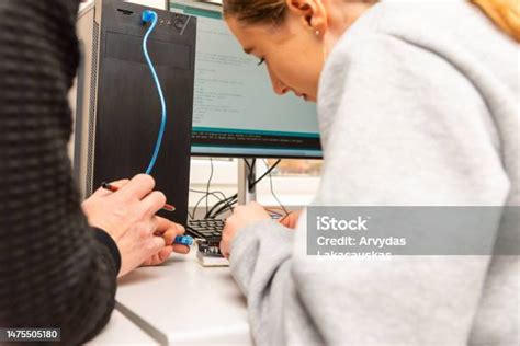 스템 교육 수업에서 Diy 로봇으로 십대 학생을 돕는 교사 방과 후 컴퓨터 코딩 수업 건물 및 로봇 차량 프로그래밍 학습의 학생arduino 초음파 설치 14 15 살에