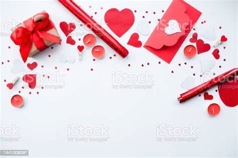 성 발렌타인 데이 흰색 배경에 빨간색 수제 펠트 하트와 선물 상자의 평평한 배열 공간을 복사합니다 0명에 대한 스톡 사진 및