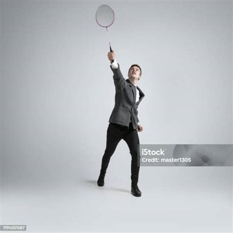 백인 남자 에 사무실 옷 연극 배드민턴 고립 에 회색 스튜디오 배경 감정에 대한 스톡 사진 및 기타 이미지 감정 건강한 생활방식 경영자 Istock