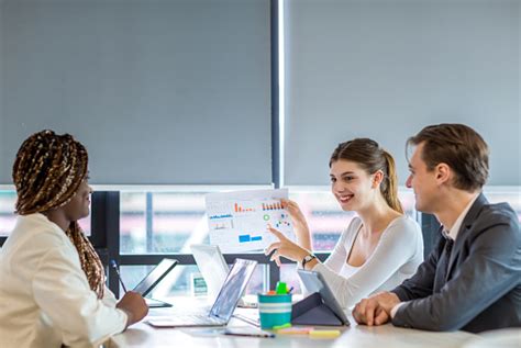 다양한 동료들이 브레인 스토밍에 모여 통계에 대해 함께 논의합니다 브레인 스토밍 사업 계획을 함께 수행하는 사람들 동료들이