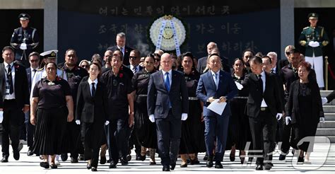 현충원 참배 마친 럭슨 뉴질랜드 총리 뉴스1