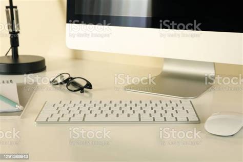 흰색 테이블에 현대적인 데스크톱 컴퓨터와 직장의 개념 0명에 대한 스톡 사진 및 기타 이미지 0명 공란 노트북 Istock