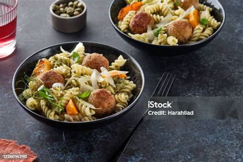 미트볼과 홈메이드 파슬리 페스토 소스를 곁들인 파스타 공간을 복사합니다 건강한 생활방식에 대한 스톡 사진 및 기타 이미지 건강한 생활방식 건강한 식생활 검은색