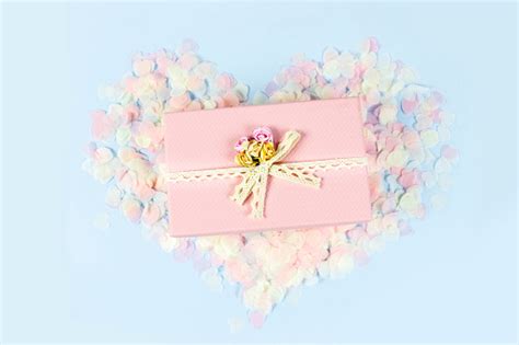 파스텔 종이 색종이와 파란색 배경으로 만든 하트에 아름다운 분홍색 선물 상자 발렌타인 데이 결혼식 사랑 개념 상단 보기 플랫