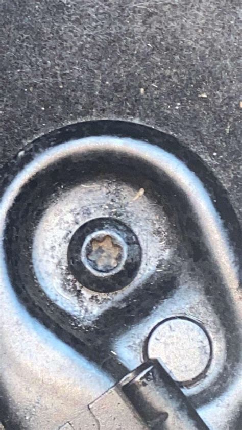Does anyone know how to remove these torx bolts? : r/MechanicAdvice