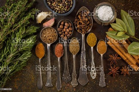 백 리 향 로즈마리 향신료를 어두운 배경에 숟가락으로 위에서 보기 0명에 대한 스톡 사진 및 기타 이미지 0명 갈색 검은