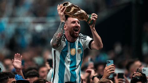 مسی و کاپ قهرمانی اش در رخت خواب دیده بودید ؟ عکس