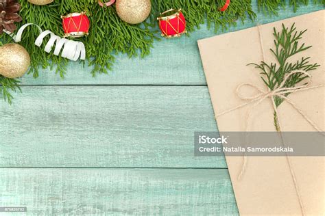 크리스마스 배경 또는 장식 전나무 가지 소나무 원뿔 나무 녹색 Backtop 선물 상자 크리스마스 카드 휴가 텍스트 위한 공간입니다 빈티지 스타일 엽서입니다 평면도 및 평면