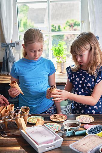 다양한 토핑 과일 사탕 스프링클러와 콘에서 아이스크림을 준비하는 어린 소녀 10 11세에 대한 스톡 사진 및 기타 이미지 10 11세 8 9 살 견과 Istock