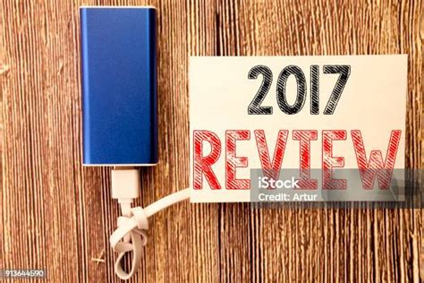 개념적 손을 2017 검토를 표시 하는 텍스트 캡션 영감을 쓰기 스티커 메모 오래 된 나무 나무 배경으로 전원 은행에 연간 요약 보고서에 대 한 비즈니스 개념 2018년에