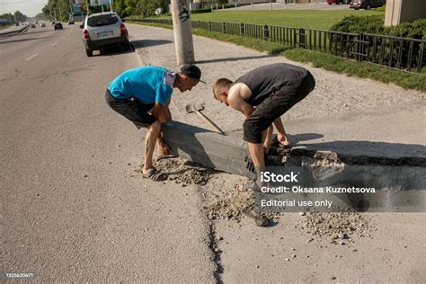 보도 연석을 놓는 과정 작업자는 굴절된 콘크리트 연석 조각을 준비된 오목이나 트렌치에 놓습니다 2명에 대한 스톡 사진 및 기타 이미지 Istock