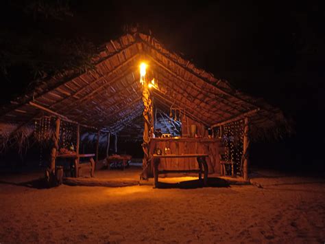 Magadige ඊයේ රාත්‍රියේ මගේ නවාතැන මූදු වෙරළේ රළ