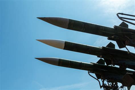 대공 미사일 시스템의 세 미사일은 푸른 하늘을 목표로합니다 탄도 로켓 발사기 로켓 전쟁 백골룬드 전략에 대한 스톡 사진 및 기타 이미지 Istock