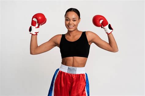권투 연습 중간 샷 여자 무료 사진