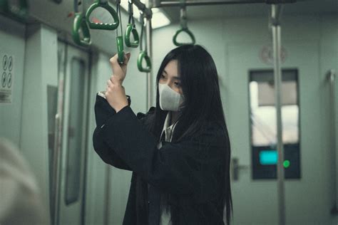기차에서 안면 마스크를 쓴 여자 사진 Unsplash의 무료 정거장 이미지