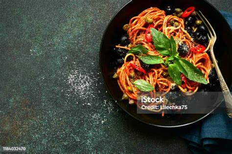 올리브와 케이퍼를 곁들인 전통 이탈리아 파스타 푸타네스카 스파게티에 대한 스톡 사진 및 기타 이미지 스파게티 0명 건강한 식생활 Istock