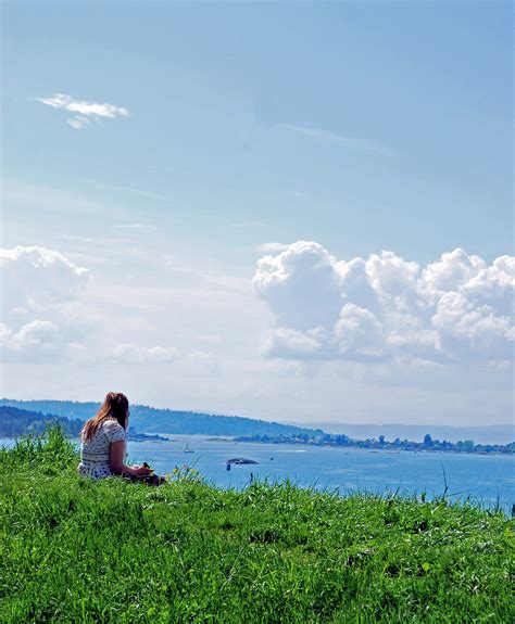무료 이미지 바닷가 바다 연안 자연 대양 수평선 구름 하늘 소녀 들 햇빛 아침 언덕 육지 호수 휴가 만 농업 물줄기 독신 잔디 가족